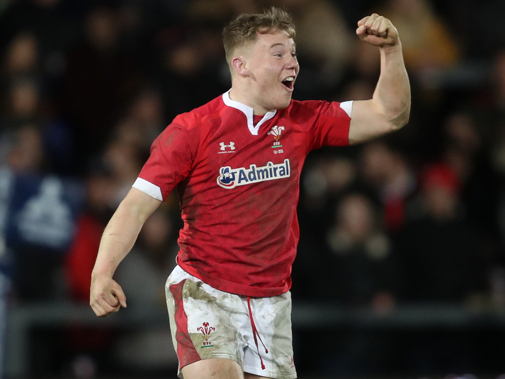 Scarlets snap up promising fly-half Sam Costelow | PlanetRugby ...